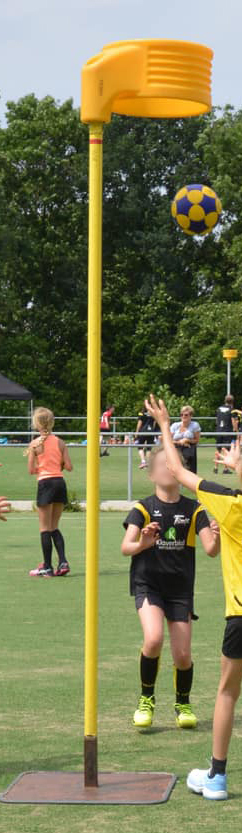 UITVERKOCHT!!! Korfbalpaal met korf en voetplaat te koop ...